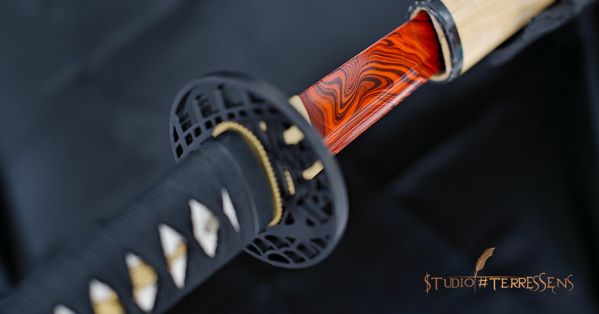 Katana afilada "Yougan" (溶岩 lava), hoja de acero 1045 rojo y negro.